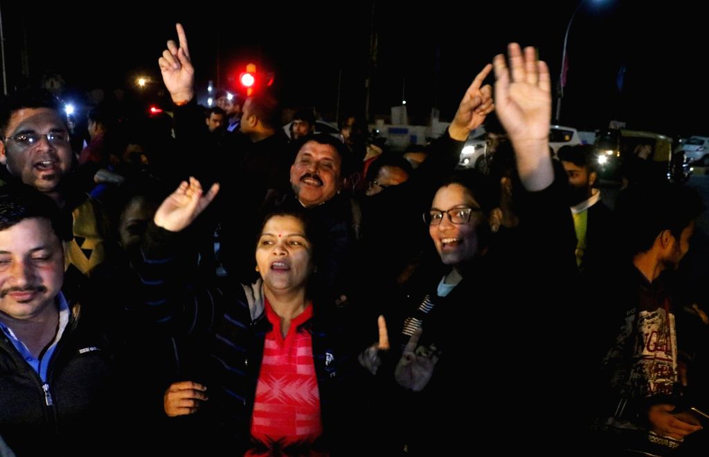 People celebrate as IAF pilot Abhinandan Varthaman returns back