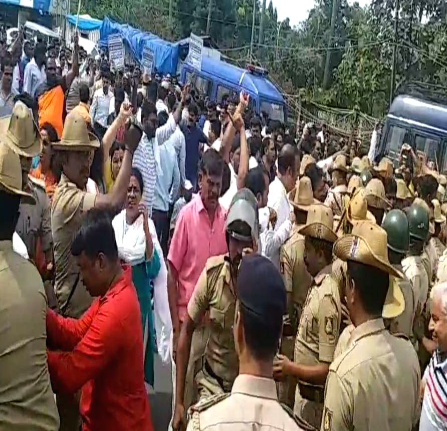 Despite tight security, people lay siege to toll gate in K'taka ...