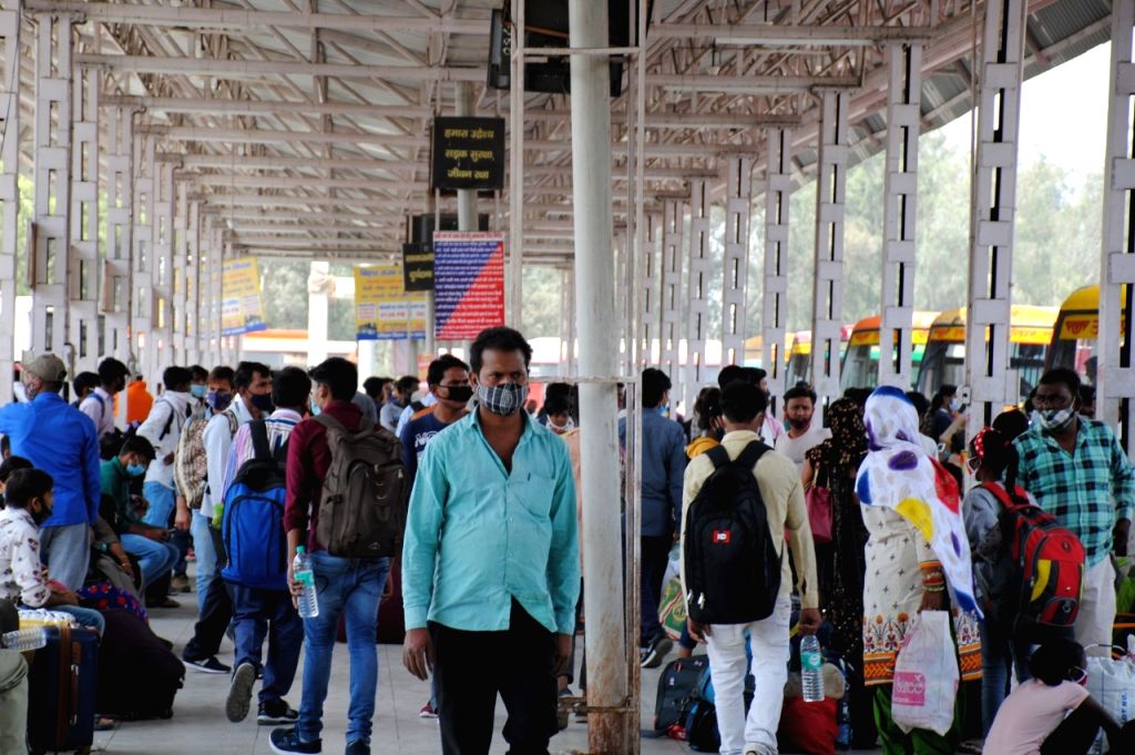 people moving other state in kaushambi bus depot during covid-19