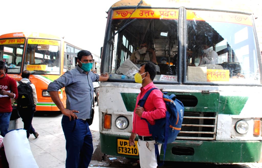 people moving other state in kaushambi bus depot during covid-19