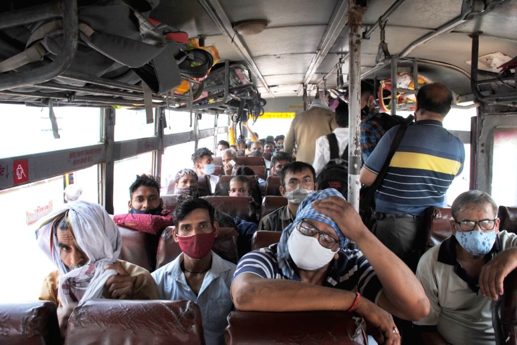 people moving other state in kaushambi bus depot during covid-19