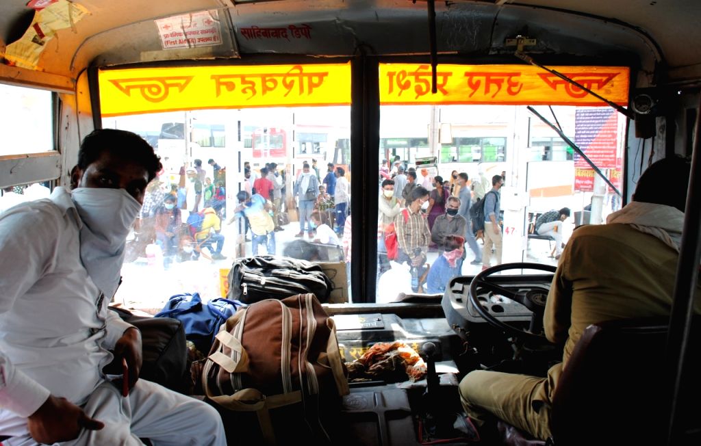 people moving other state in kaushambi bus depot during covid-19
