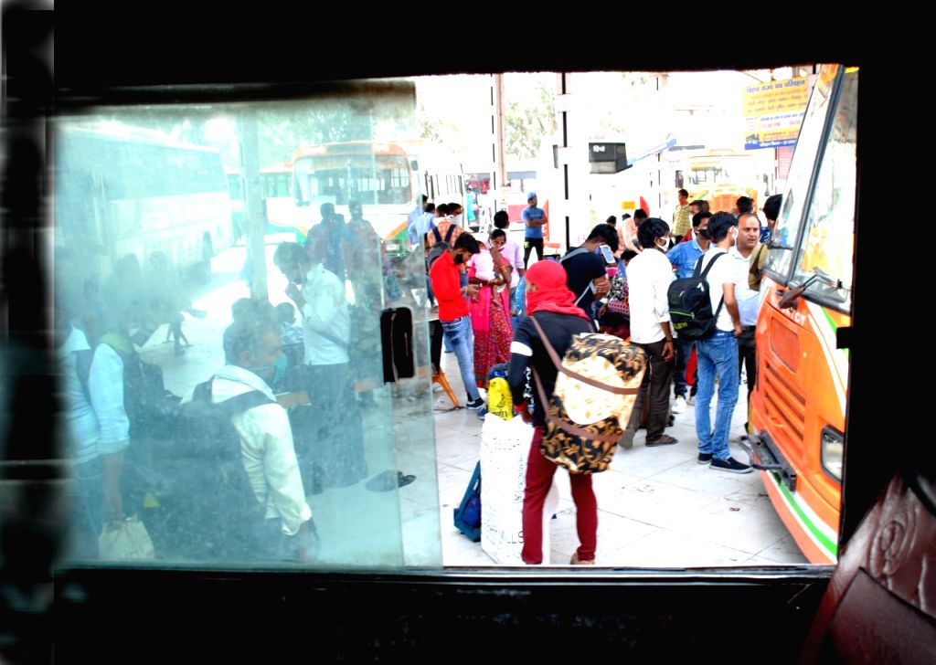people moving other state in kaushambi bus depot during covid-19