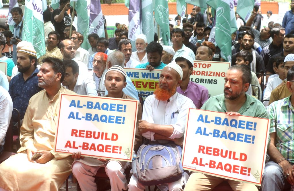 Shia protesters demand reconstruction of Jannat al-Baqee