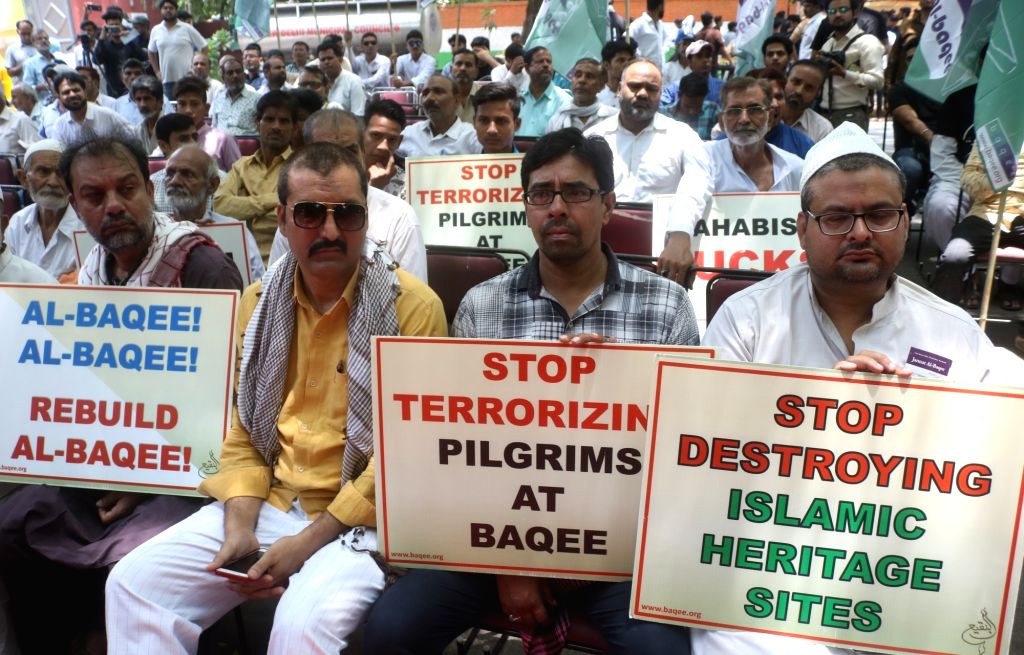 Shia protesters demand reconstruction of Jannat al-Baqee