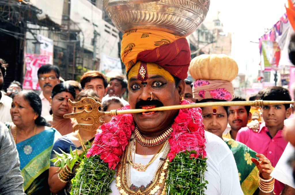 Bonalu Pictures | Pictures showing the 4 week festival of Bonalu