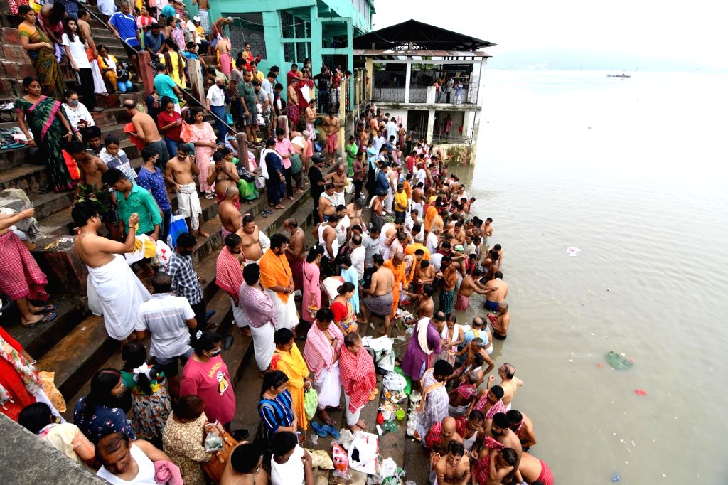 People perform 'Tarpan' ritual for their ancestors at the bank of the ...