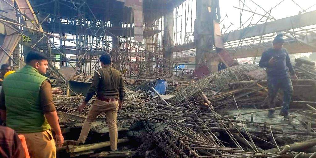 People pulling out workers trapped under the collapsed building in Kannauj