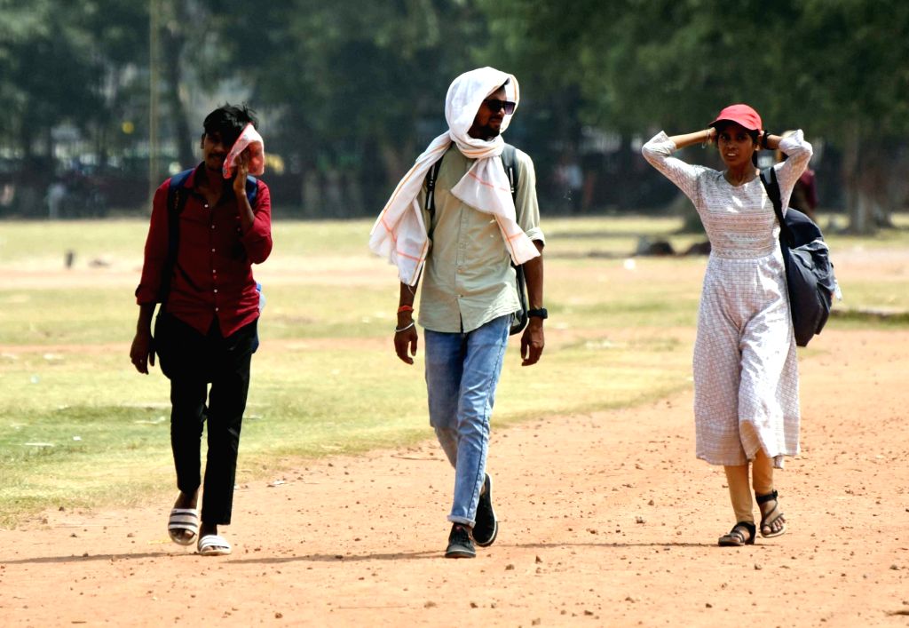 Patna : People use a piece of cloth and a cap to protect themselves ...