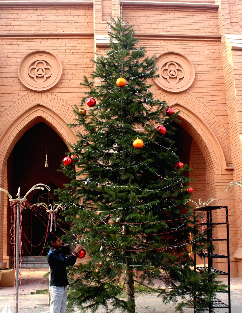 PAKISTAN-PESHAWAR-CHRISTMAS-PREPARATIONS