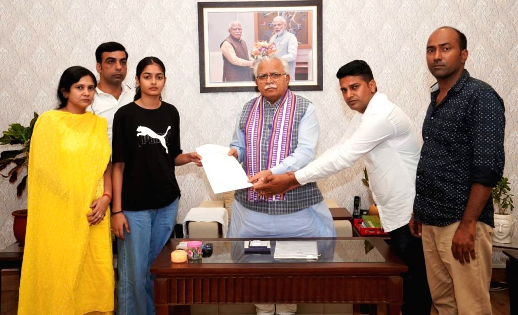 Free Photo :Phogat's family meets Haryana CM, seeks CBI probe