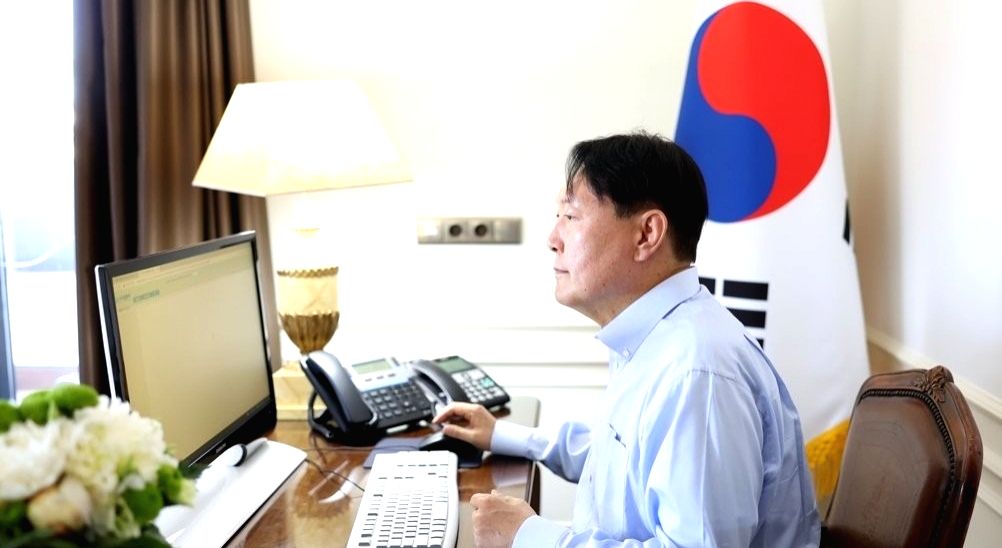 : Seoul : Photo of Yoon staring at blank computer screen raises eyebrows