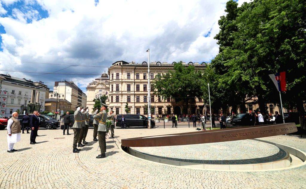 PM Modi and Robert Fico Pay Tribute in Bratislava