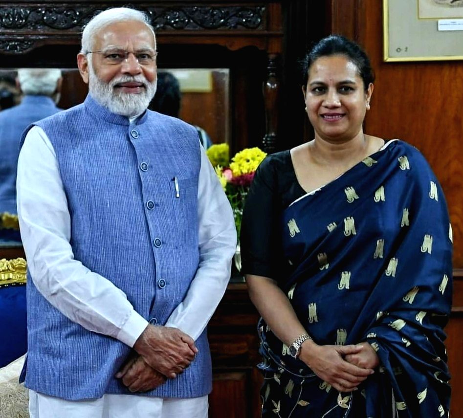 Free photo : PM Modi meets Pan India Kannada superstars Yash, Rishab ...