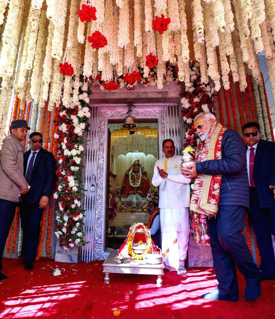 PM Modi offers prayers to Goddess Ganga