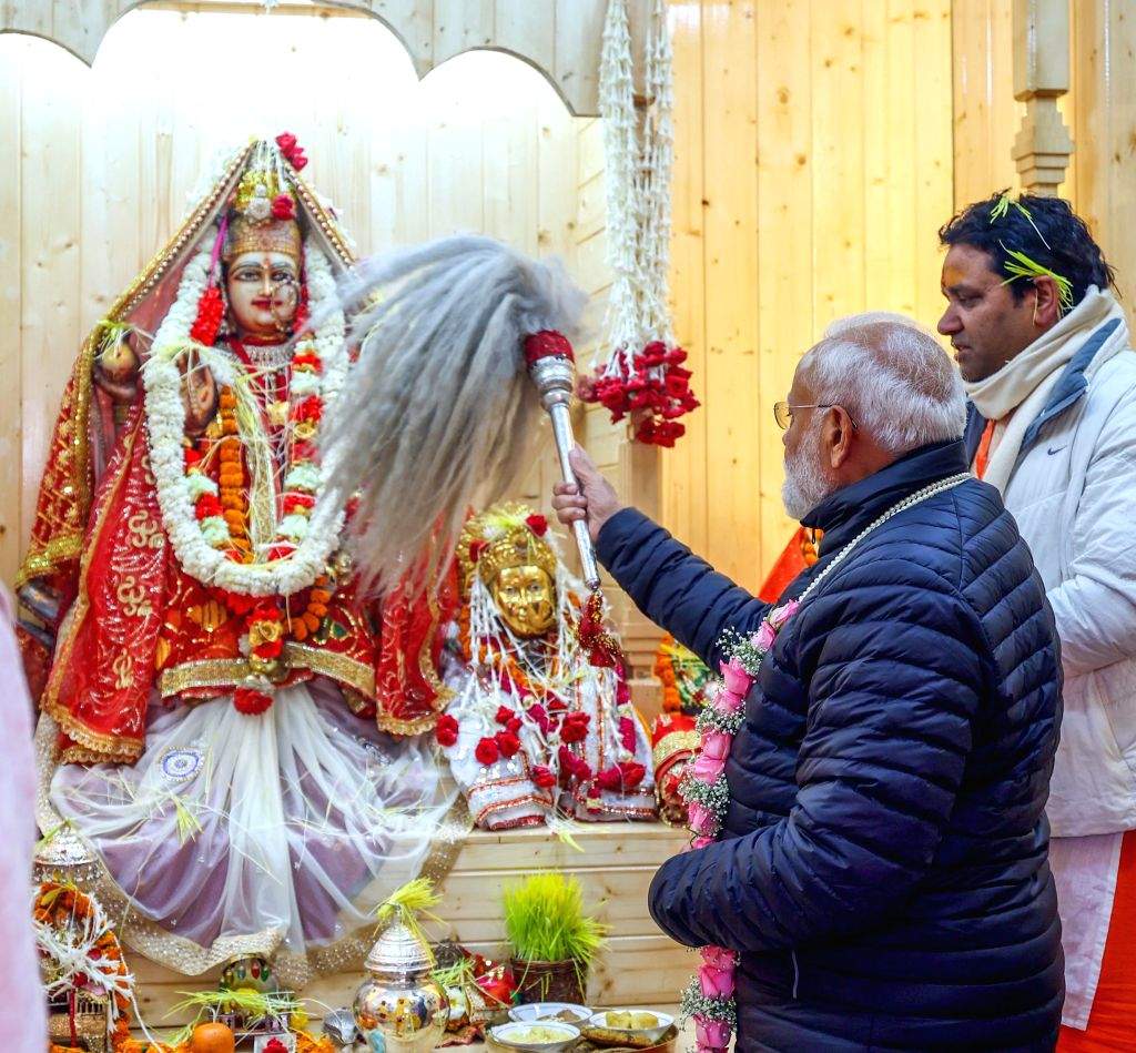 PM Modi offers prayers to Goddess Ganga
