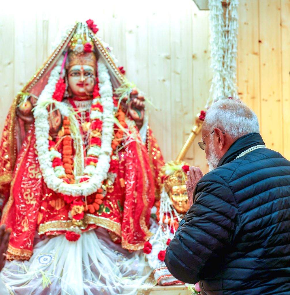 PM Modi offers prayers to Goddess Ganga