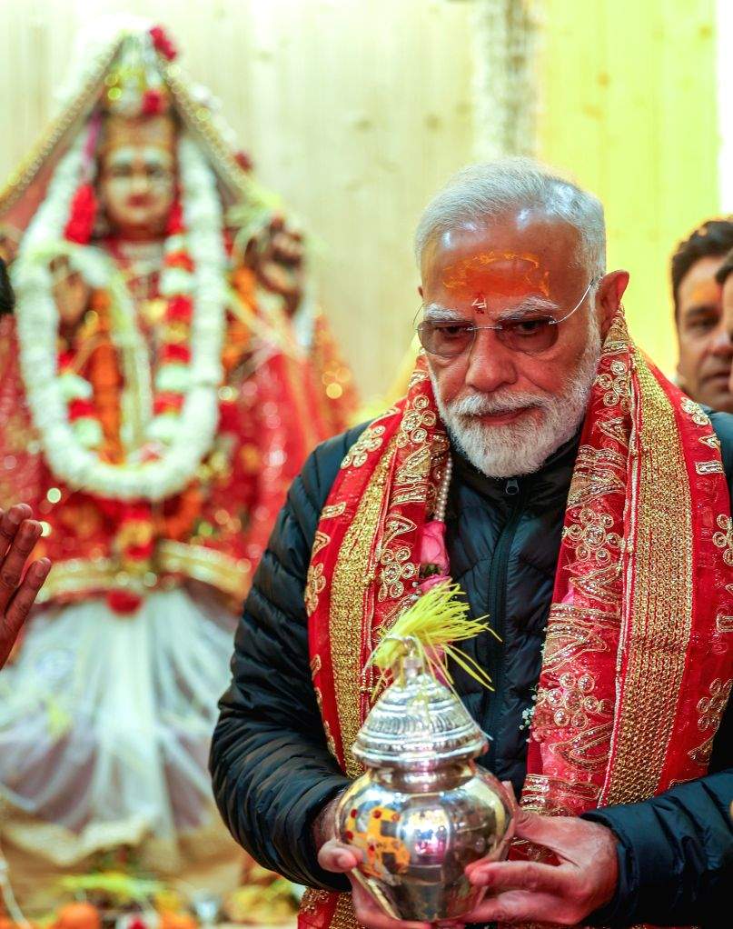 PM Modi offers prayers to Goddess Ganga
