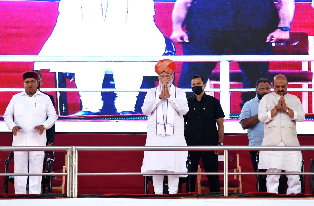 Free Photo: PM Modi offers special worship to goddess Chamundeshwari in ...