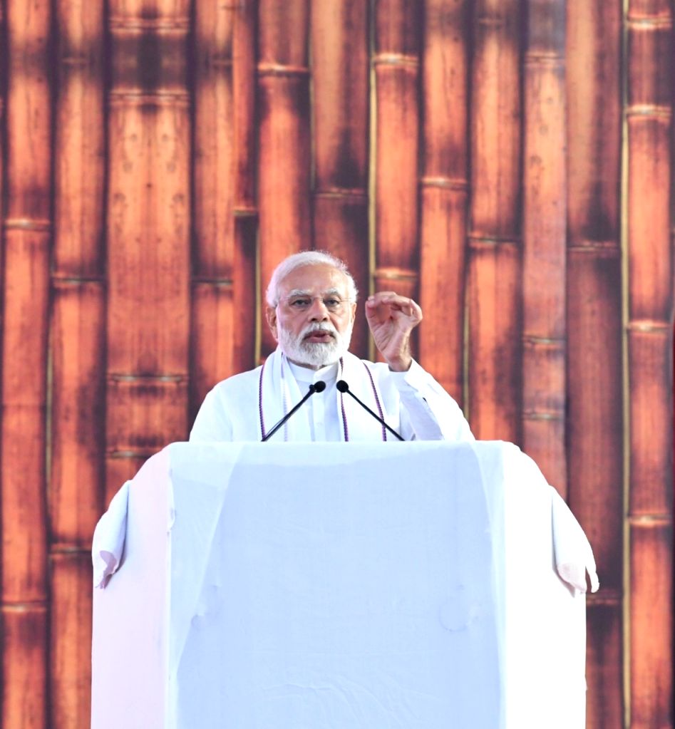 Free Photo: PM Modi offers special worship to goddess Chamundeshwari in ...