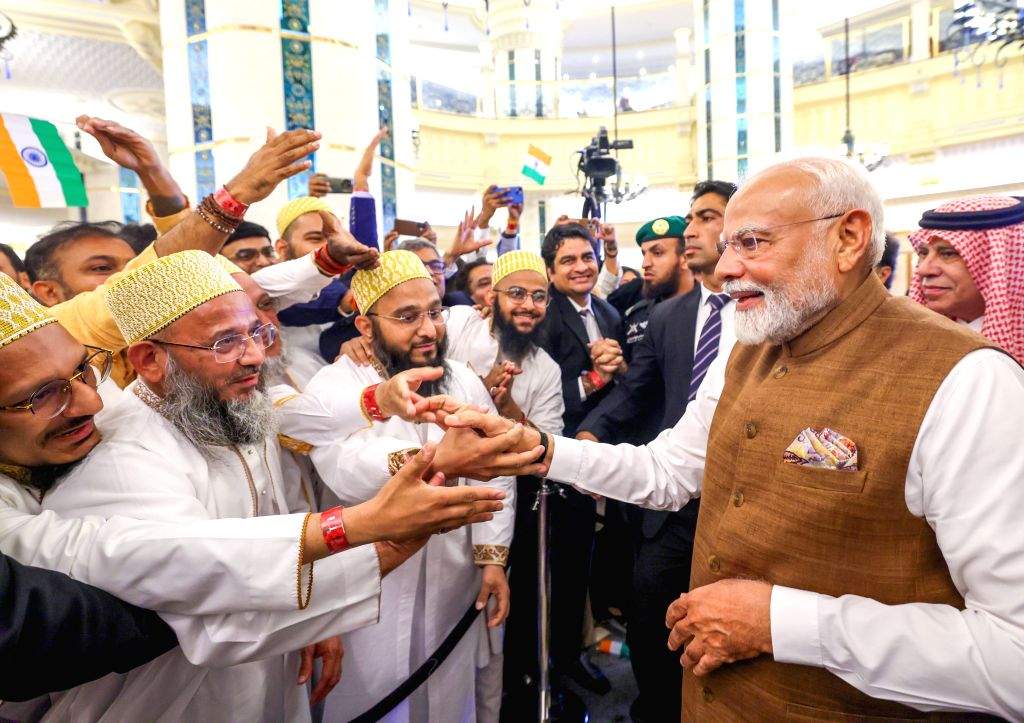 PM Modi receives warm welcome by Indian community