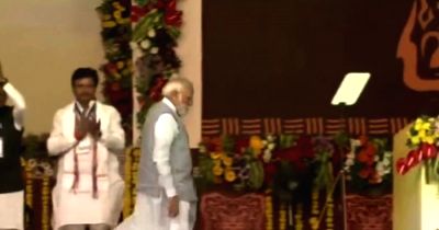PM Modi springs surprise in MP: Watches play standing alone in a corner