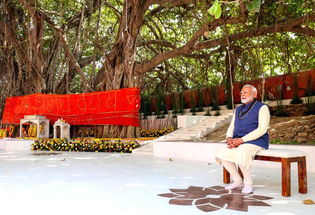 PM Narendra Modi offers prayers at Akshayavat Temple