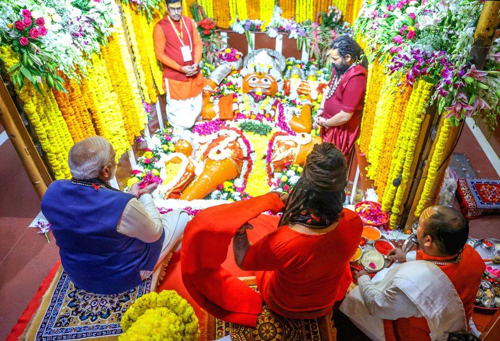 PM Narendra Modi offers prayers at Bade Hanuman Temple