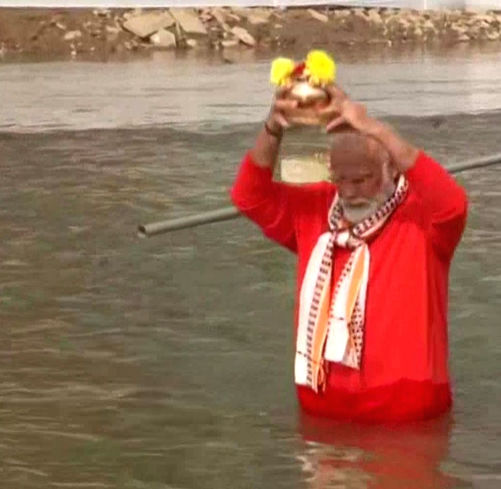 Free Photo: PM offering prayers and taking holy dip in Ganga before ...