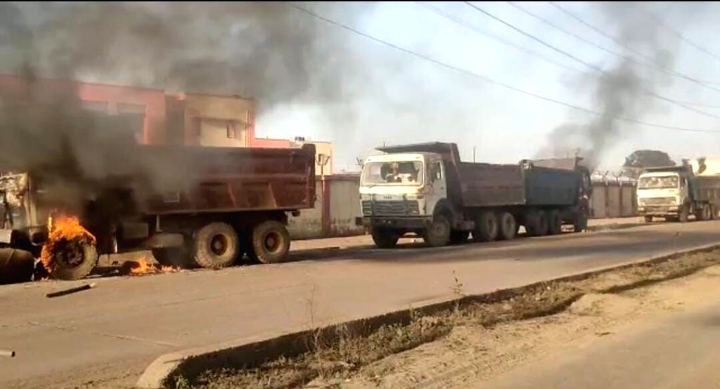 Free photo :Police and villagers clash outside NTPC plant in Tandwa, a ...