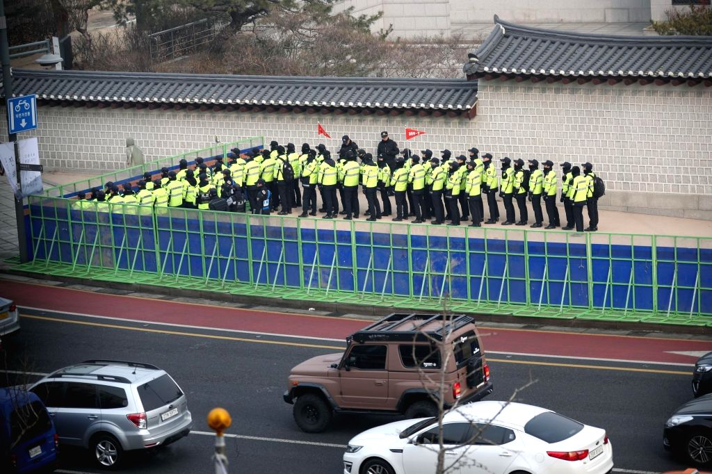 Police block part of sidewalk in Seoul's Gwanghwamun area