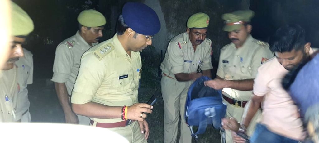 Free Photo: Police caught a crook in the encounter, more than 1 dozen ...