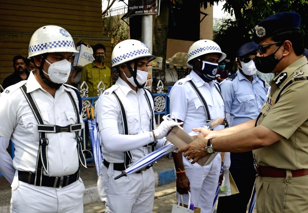 Police Commissioner of Kolkata, Soumen Mitra distribute sun glass ...
