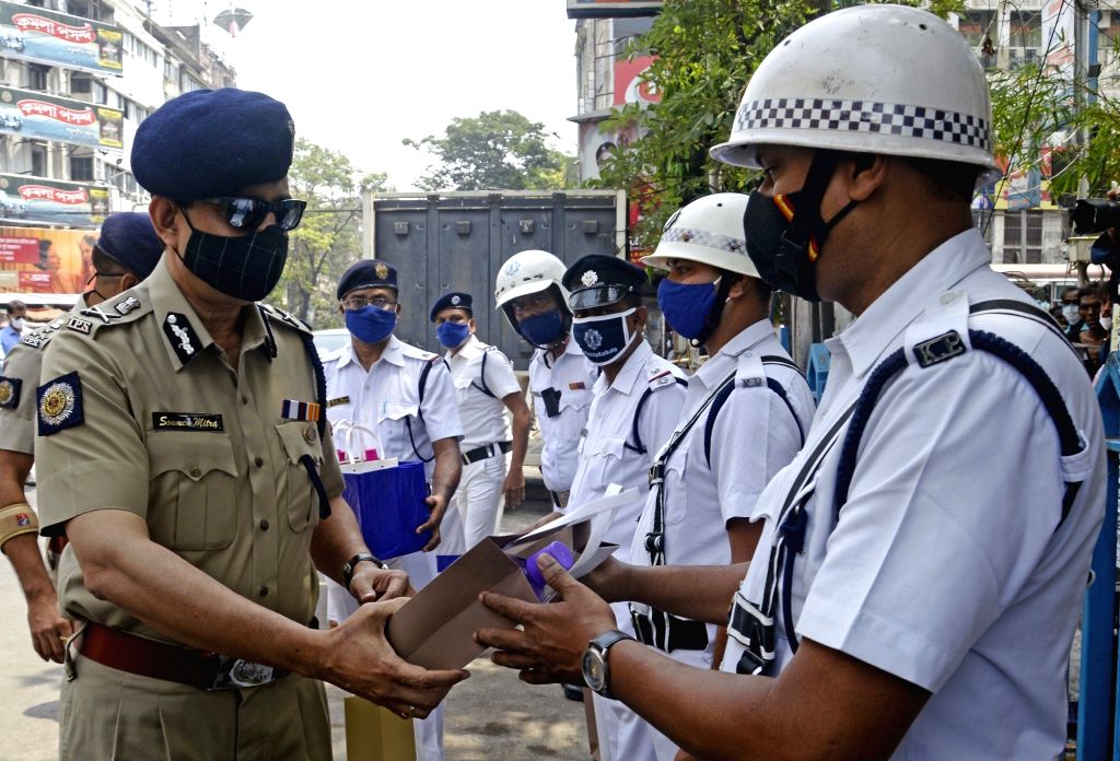 Police Commissioner of Kolkata, Soumen Mitra distribute sun glass ...