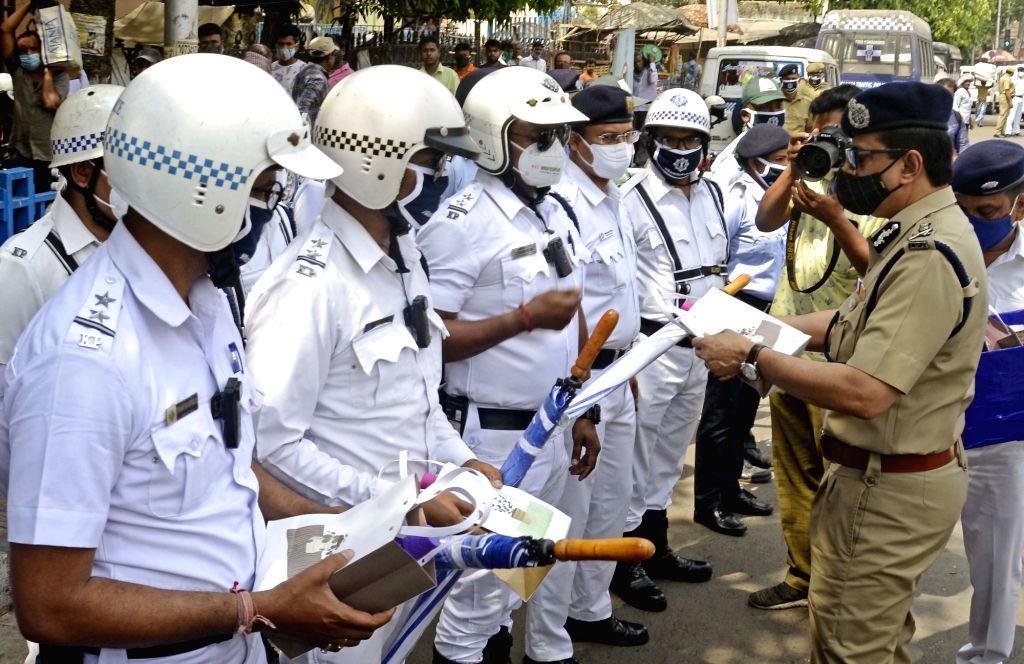 Police Commissioner of Kolkata, Soumen Mitra distribute sun glass ...