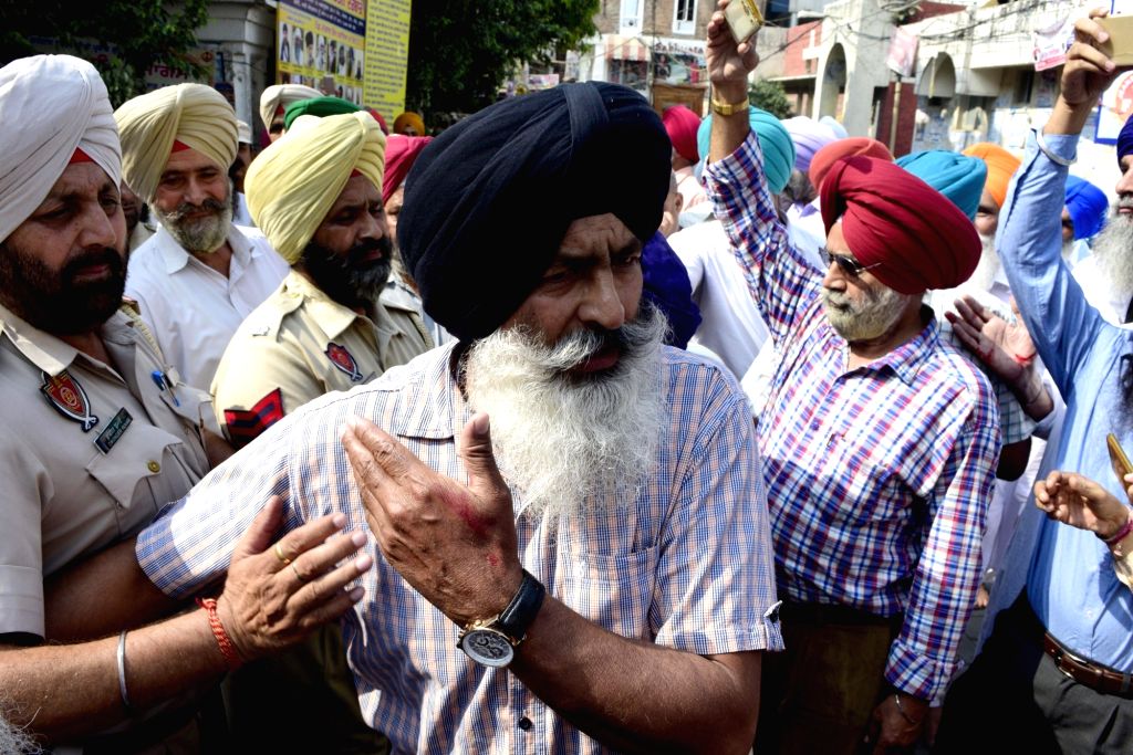 Sikh groups clash inside Golden Temple complex