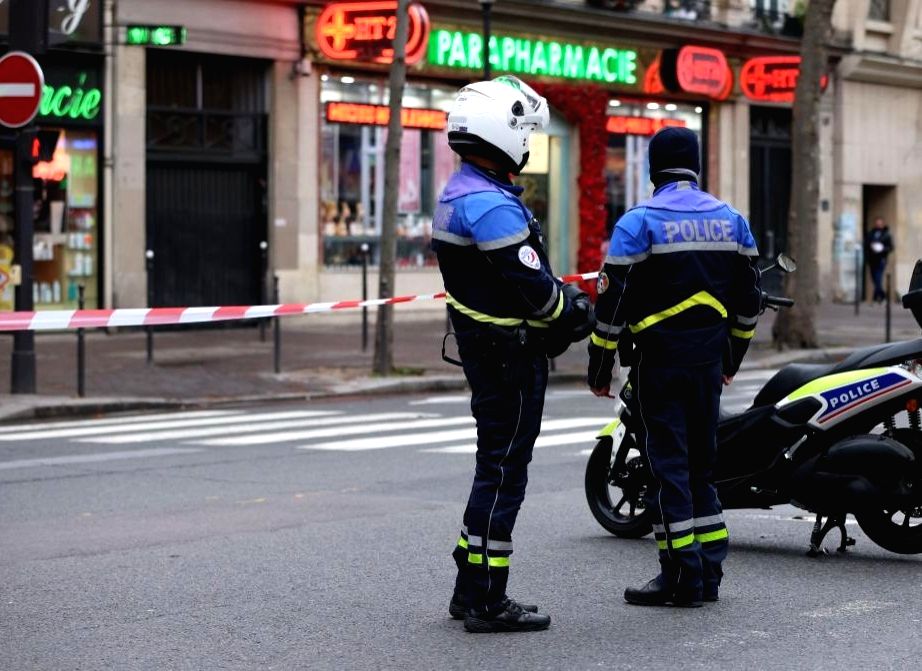 Paris : Police officers guard at the scene where a shooting took place ...
