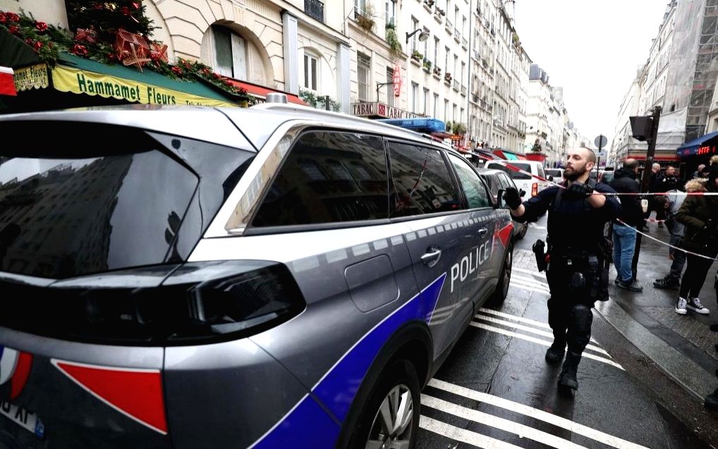 Paris : Police officers guard at the scene where a shooting took place ...