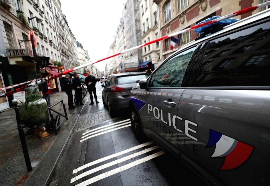 Paris : Police officers guard at the scene where a shooting took place ...