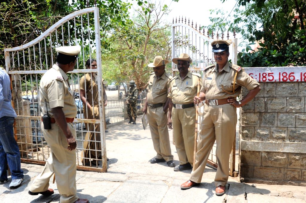 Police personnel tight security at Chennammanakere Achukattu BBMP office