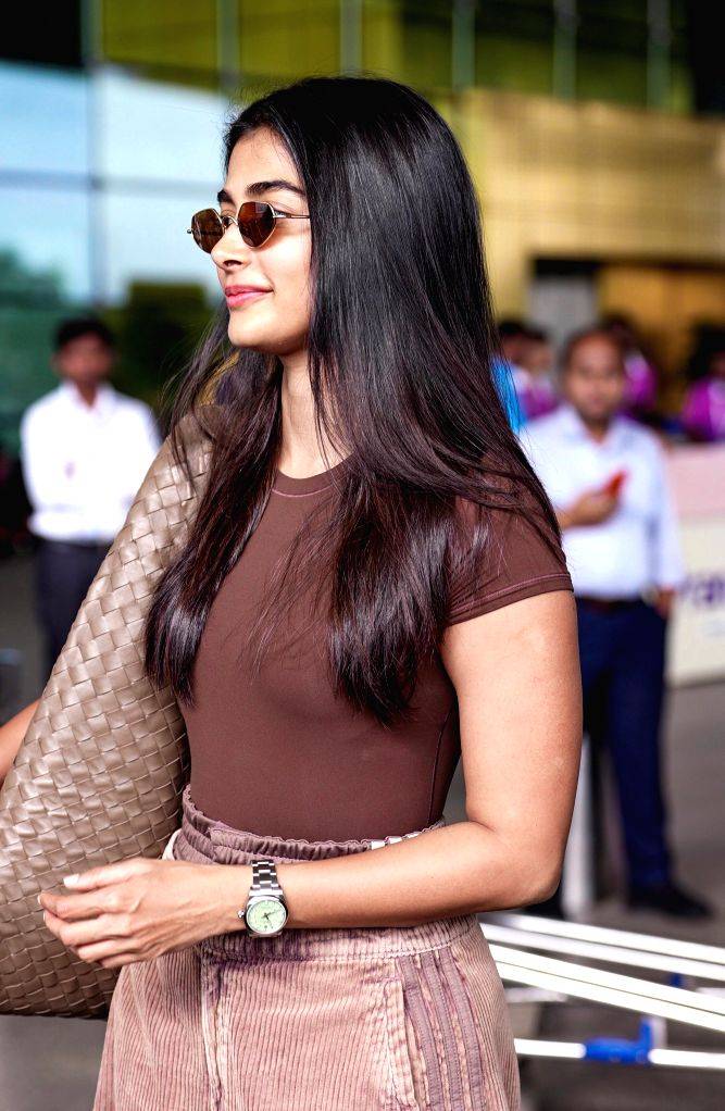 Pooja Hegde Spotted at Mumbai Airport