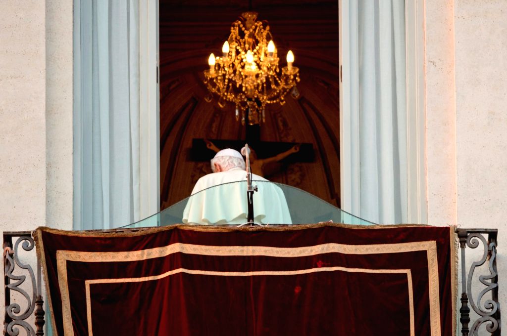 Pope Benedict XVI at the summer residence on a balcony waving to the ...