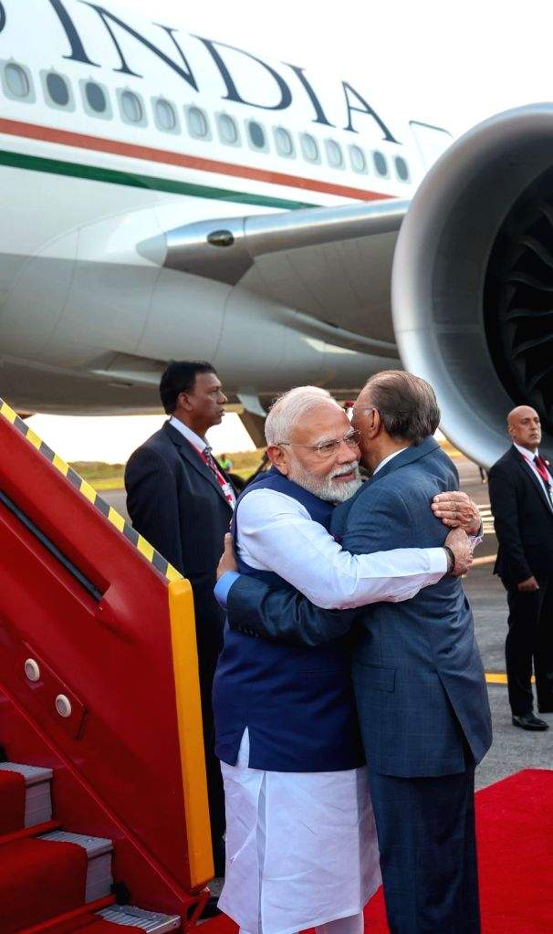 Port Louis: Prime Minister Narendra Modi meets Prime Minister of ...