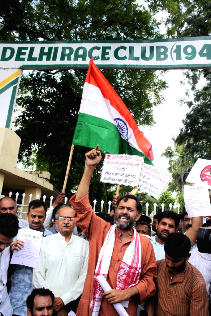 Prashant Bhushan and Yogendra Yadav demonstrate at Delhi Race Course