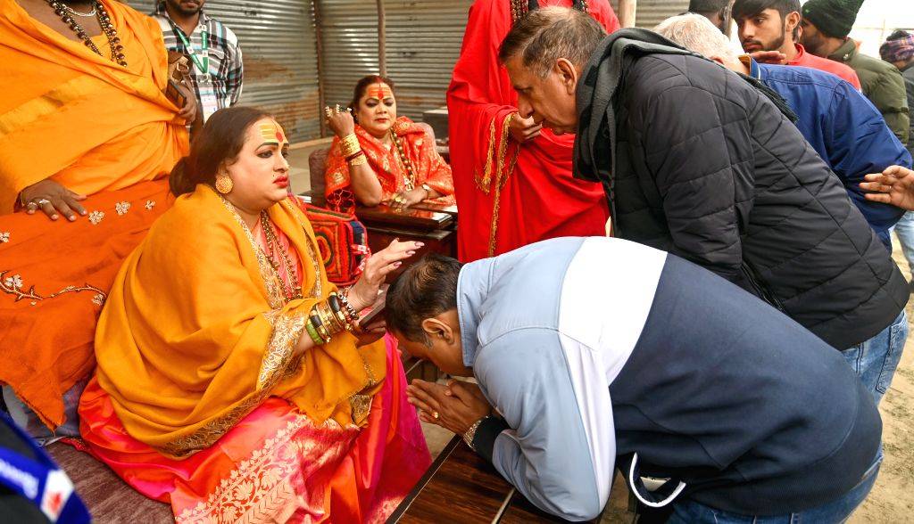 Devotess seek blessings from Kinnar Akhada Acharya Mahamandaleshwar ...