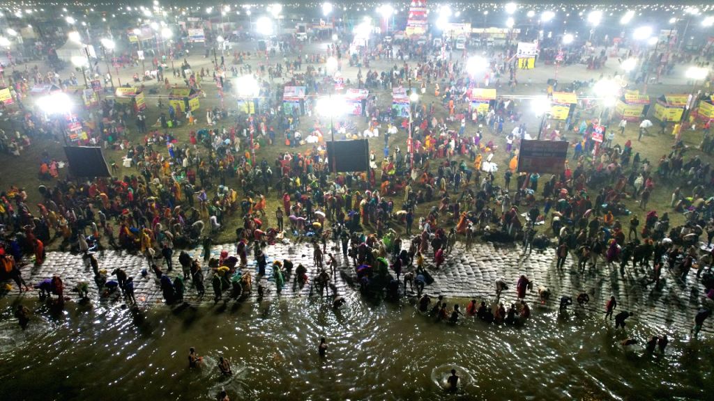 Prayagraj : Hindu devotees gathered in large numbers to take holy dip ...