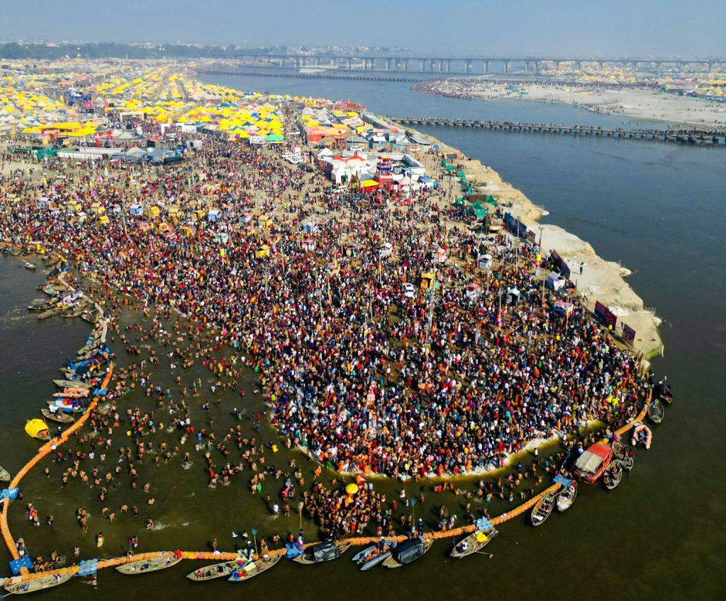 Prayagraj : Hindu devotees gathered in large numbers to take holy dip ...