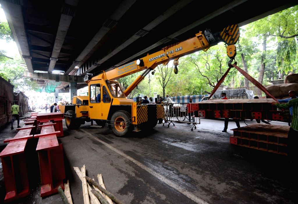 Pre-demolition work starts at Posta flyover (Vivekananda flyover) in ...