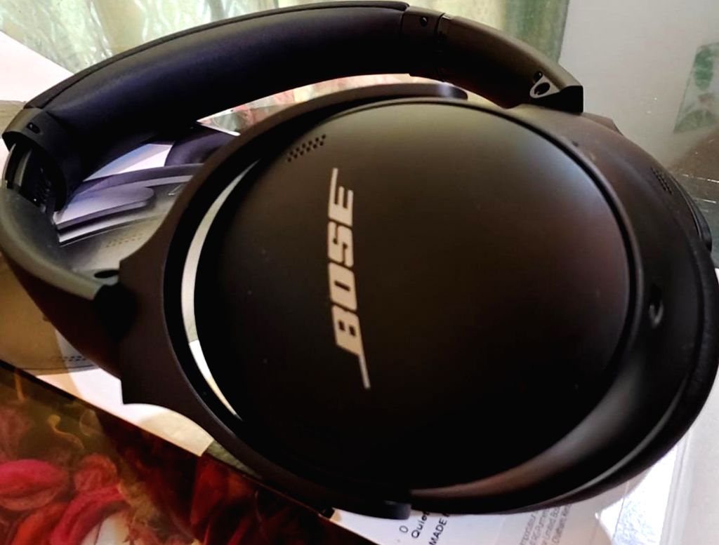 Free Photo :Premium Bose QC 45 suits wide range of audio content