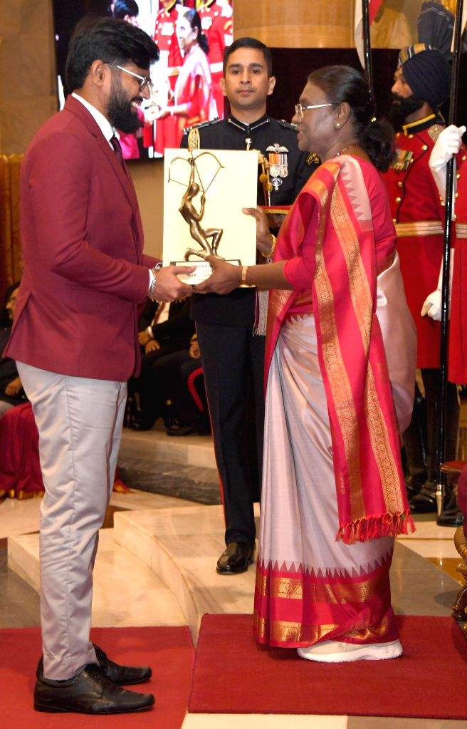President Droupadi Murmu presents Arjuna Award to Indian blind ...